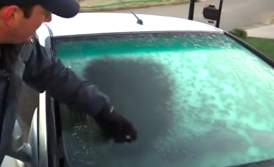 With this trick you will defrost the windshield of your car in seconds!
