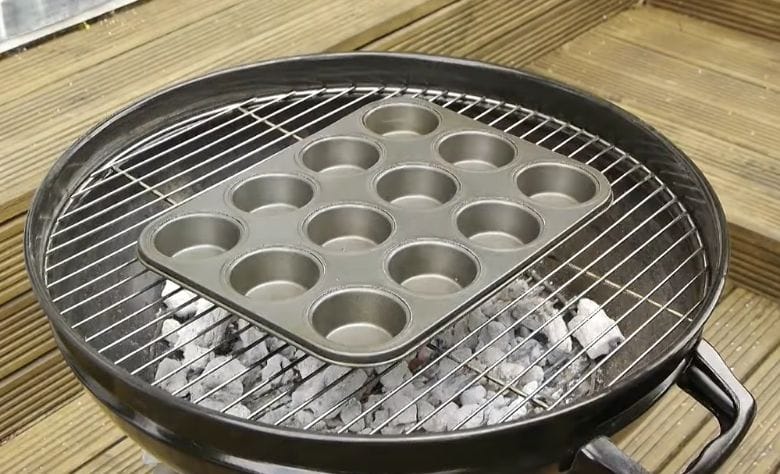 Genius: place a muffin tin on your BBQ and you'll be able to make THIS ...