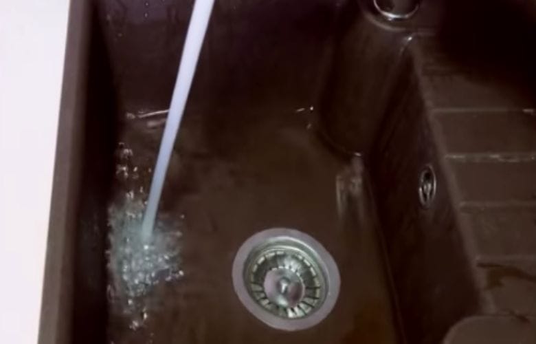 Clogged drain? With these two ingredients you can easily unclog it